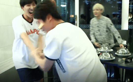 BTS Post-It Oyunu Sırasında Derp Olmalarıyla Fanları Eğlendirdi - KoreZin