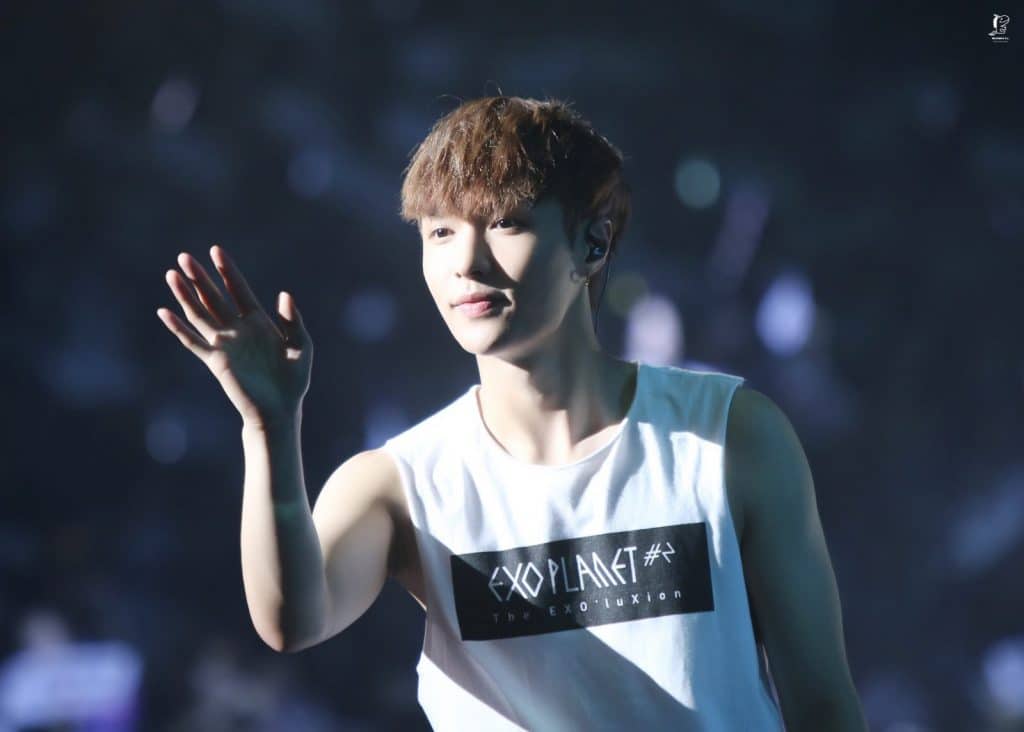 EXO'dan Lay'in Bir Çiçekçinin Tüm Çiçeklerini Alarak Gösterdiği ...