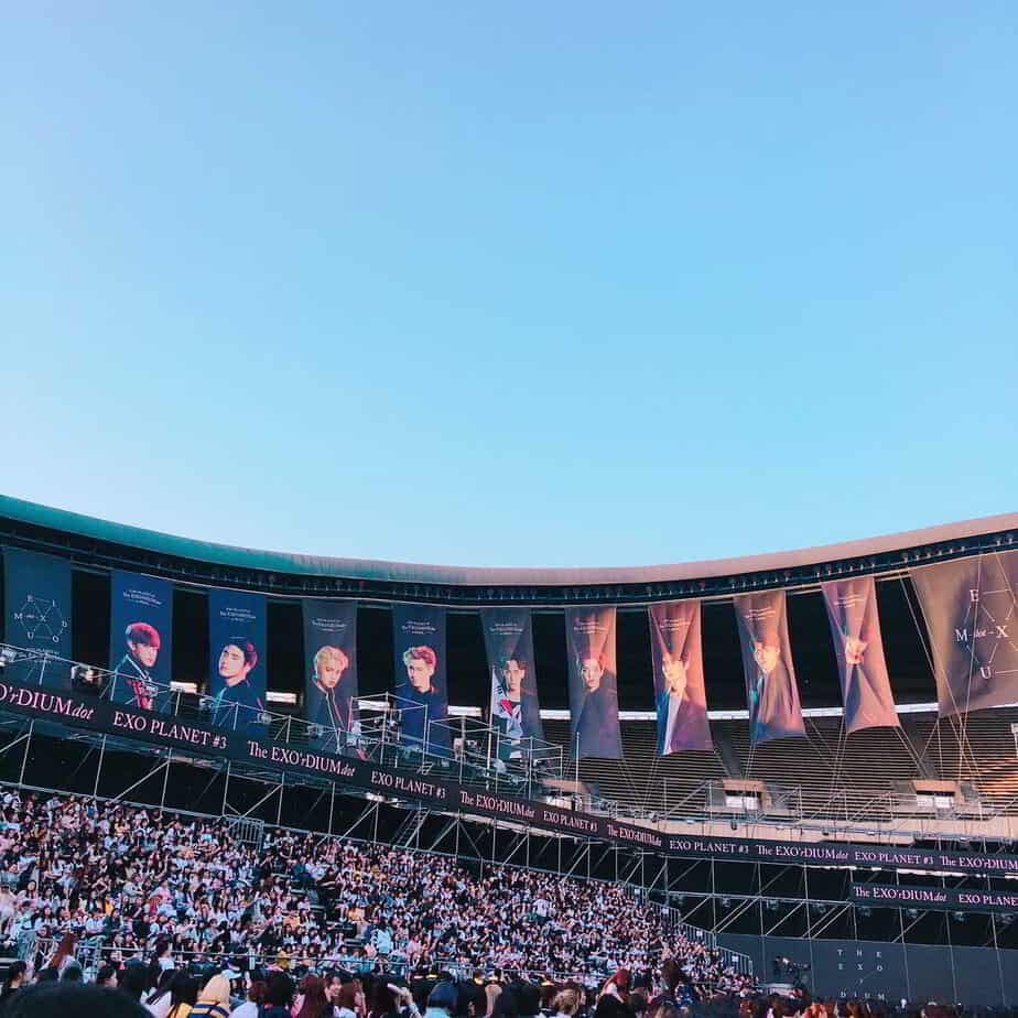 Uluslar Arası EXOLler Konsere Katılan Fanlara Yemek Desteği Hazırladı ...