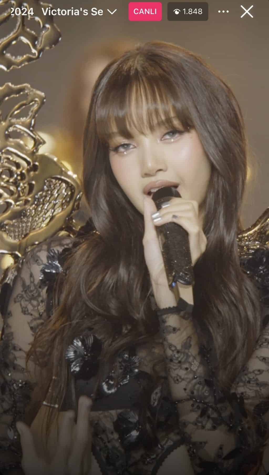 BLACKPINK'ten LISA Victoria's Secret Podyumunda! - KoreZin