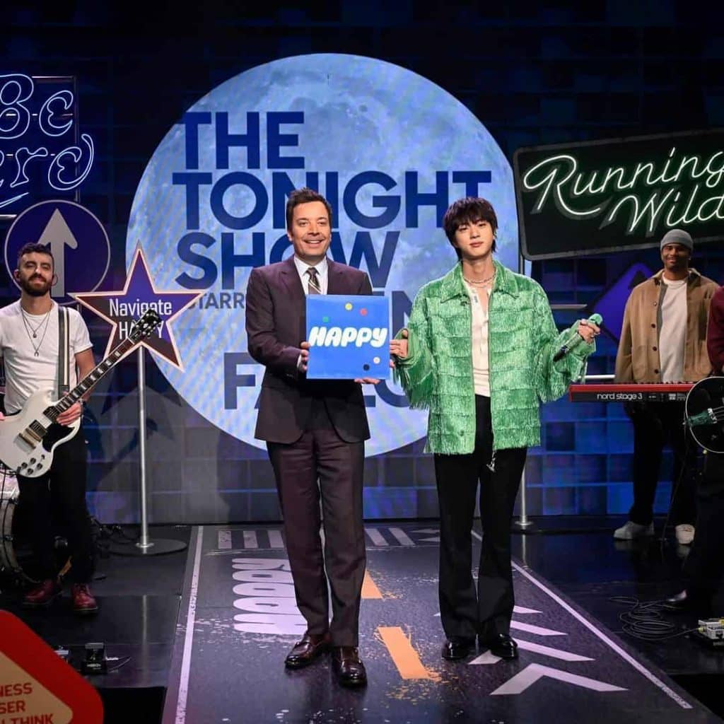 BTS'ten Jin, Jimmy Fallon'un Şovuna Konuk Oldu ve "Running Wild"ın Göz Alıcı Performansını ...